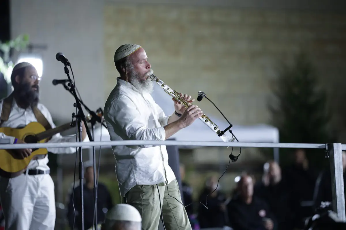 Religious Zionist Rabbis light dawn bonfire at Meron | Israel National News