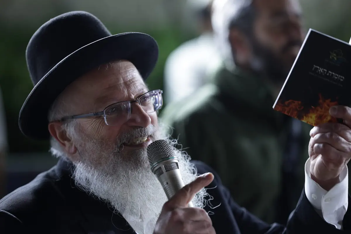 Religious Zionist Rabbis light dawn bonfire at Meron | Israel National News