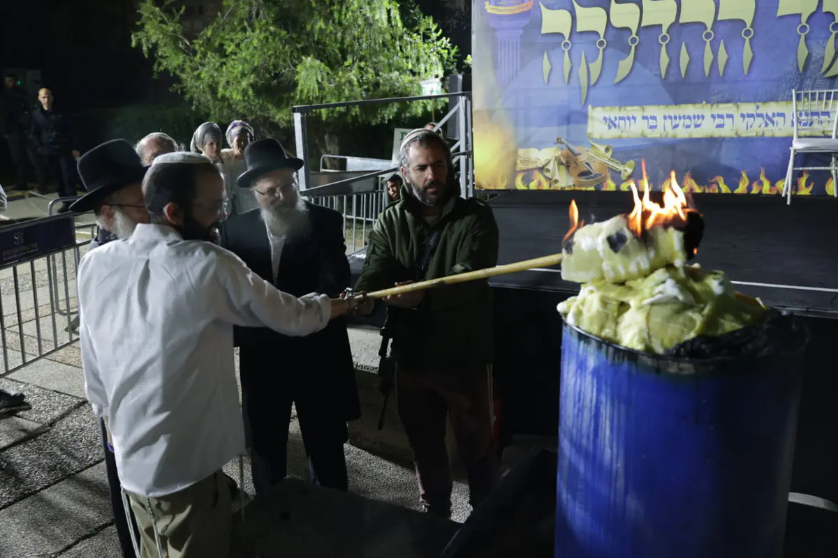 Religious Zionist Rabbis light dawn bonfire at Meron | Israel National News