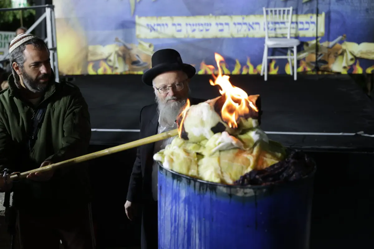 Religious Zionist Rabbis light dawn bonfire at Meron | Israel National News