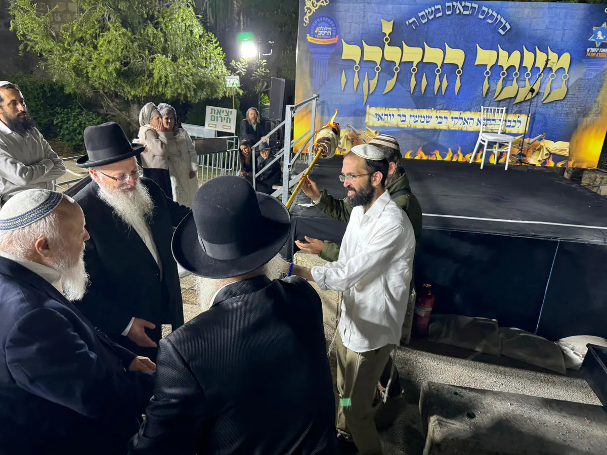 Religious Zionist Rabbis light dawn bonfire at Meron | Israel National News