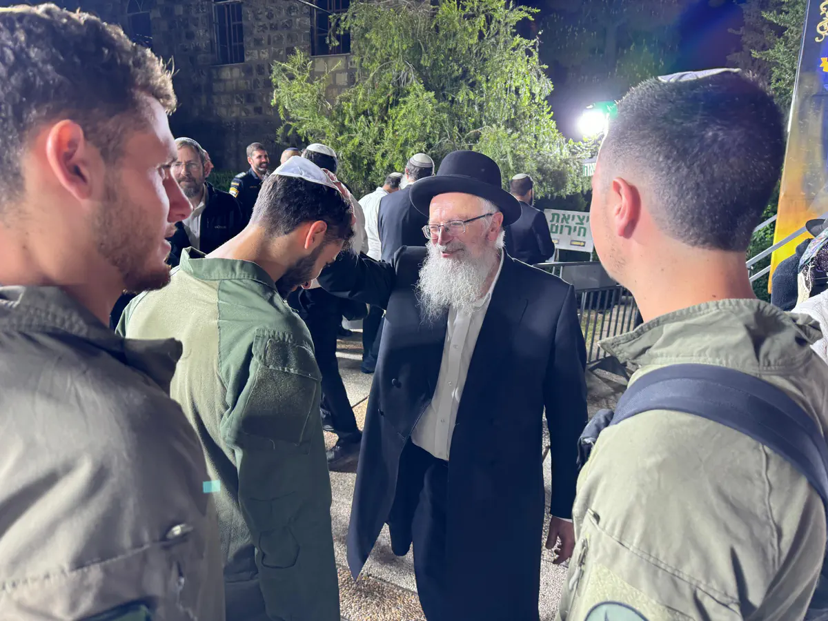 Religious Zionist Rabbis light dawn bonfire at Meron | Israel National News