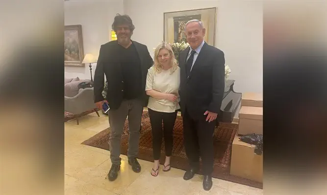 Netanyahu family photographed with boxes at PM's Residence | Israel ...
