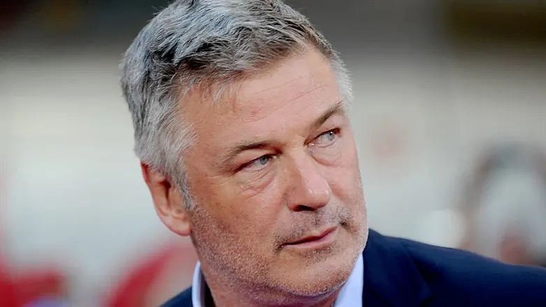 Alec Baldwin reaches settlement in suit over movie set shooting ...