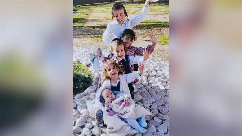 The six orphans left alone reveal their father's mask of anguish ...