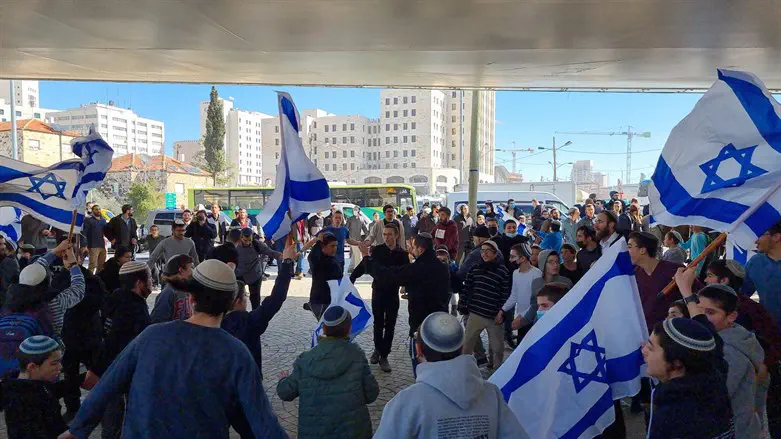 Thousands of yeshiva students march in Jerusalem against religious ...