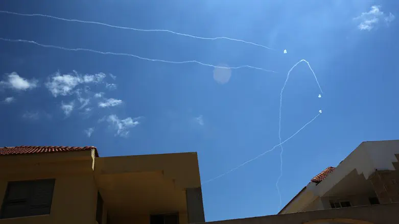 Missile barrage on central Israel, direct hit reported in Holon ...