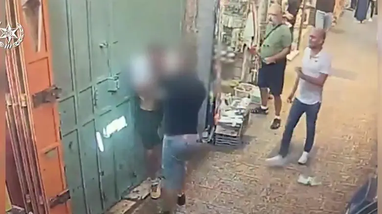 CC Footage: Arab merchant assaults American tourist in Jerusalem ...