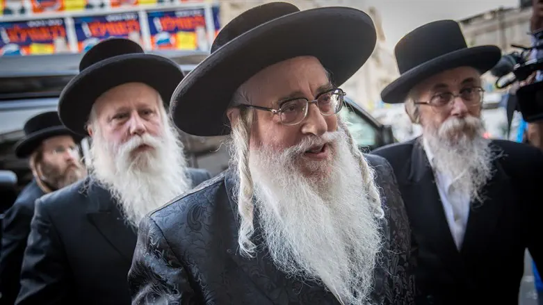 Sanzer Rebbe faints during prayers | Israel National News
