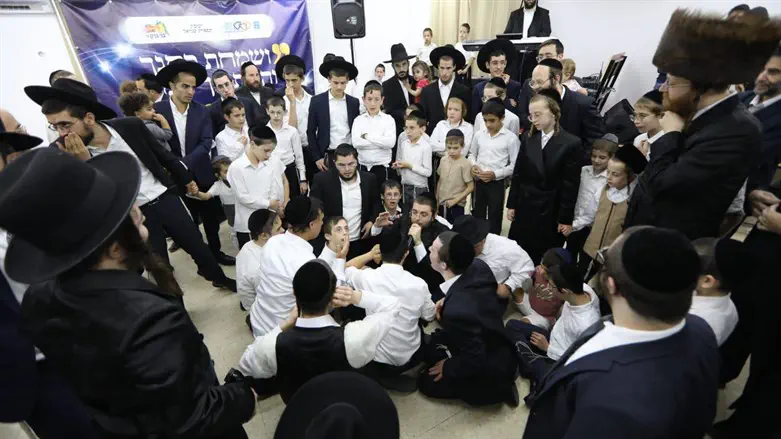 Students at special yeshiva celebrate with the Torah | Israel National News