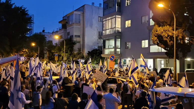 Hundreds protest outside home of former Supreme Court President ...