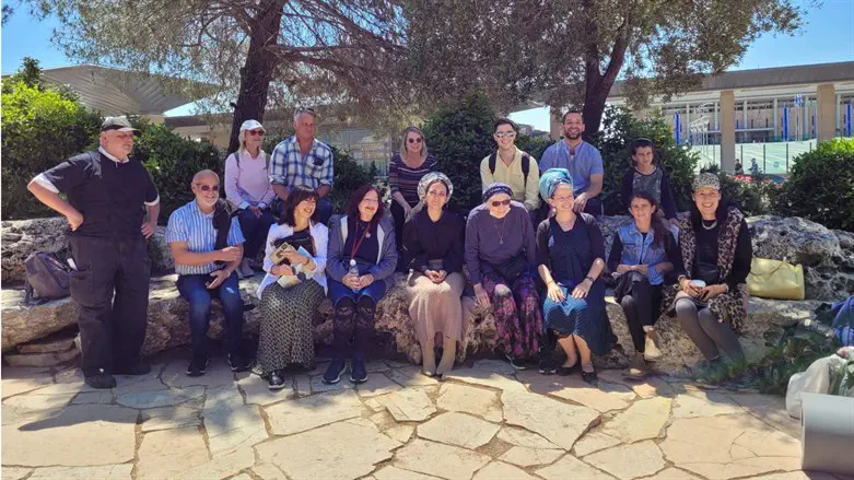 Delegation of Diaspora Jews tours Judea and Samaria | Israel National News