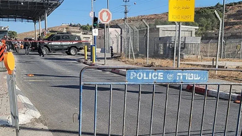Attack foiled: Terrorist attempts to stab Jew at checkpoint in ...
