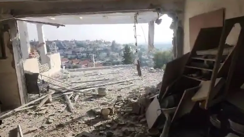 2 hurt in heavy rocket barrage on central Israel | Israel National News