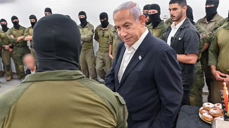 Netanyahu lights Hanukkah candles with IDF soldiers | Israel National News