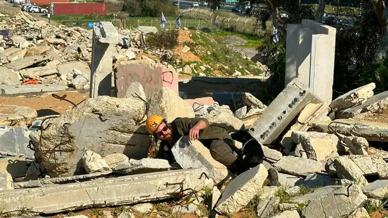 Israel Dog Unit trains to rescue missile victims | Israel National News