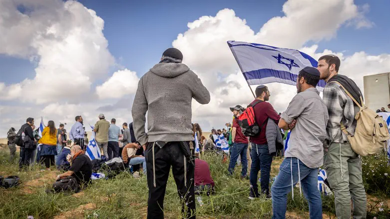 Kerem Shalom crossing: Ten arrested protesting aid trucks to Gaza ...
