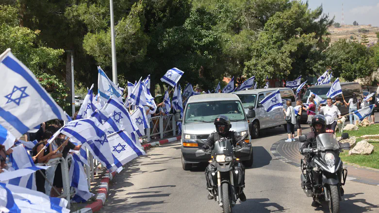 Thousands pay respects to Yamam officer killed in rescue operation ...