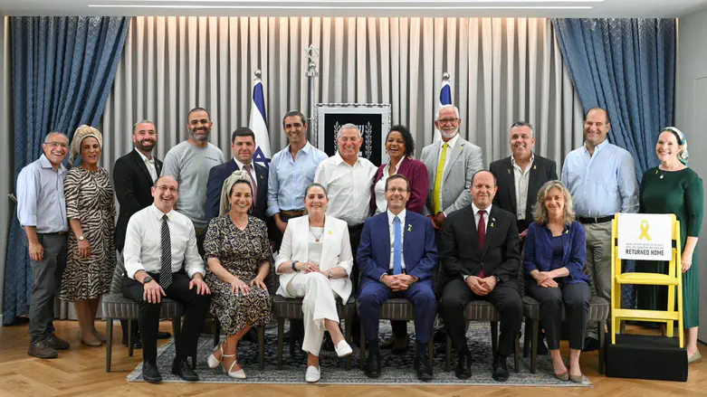 President Isaac Herzog presents the 2024 Jerusalem Unity Prize | Israel ...