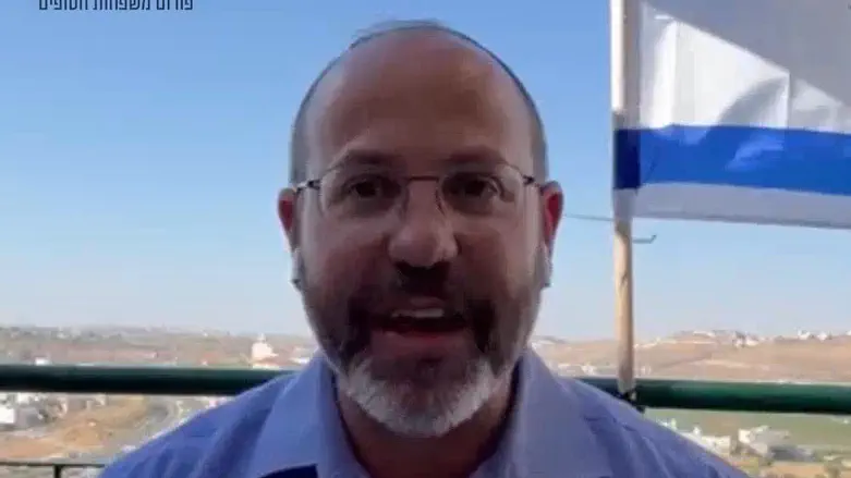 Back to school in blue & white: Hostage's father's initiative gaining ...