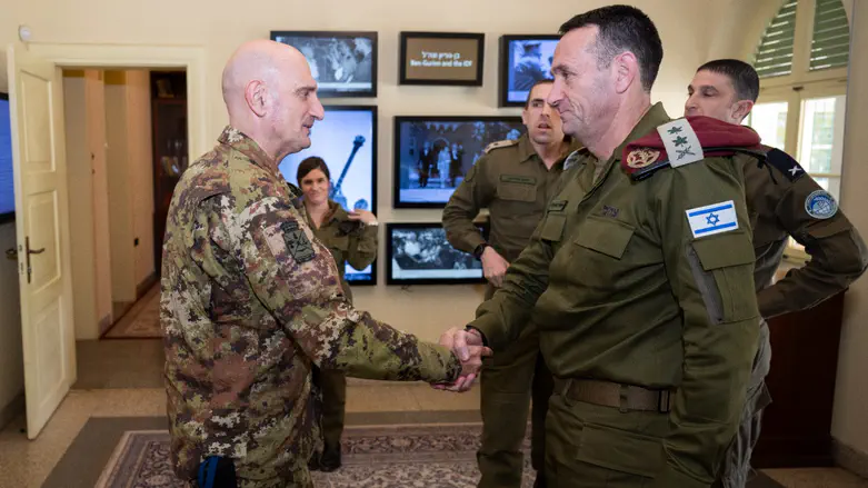 Chief of Staff meets with Chief of Italian Defence General Staff ...