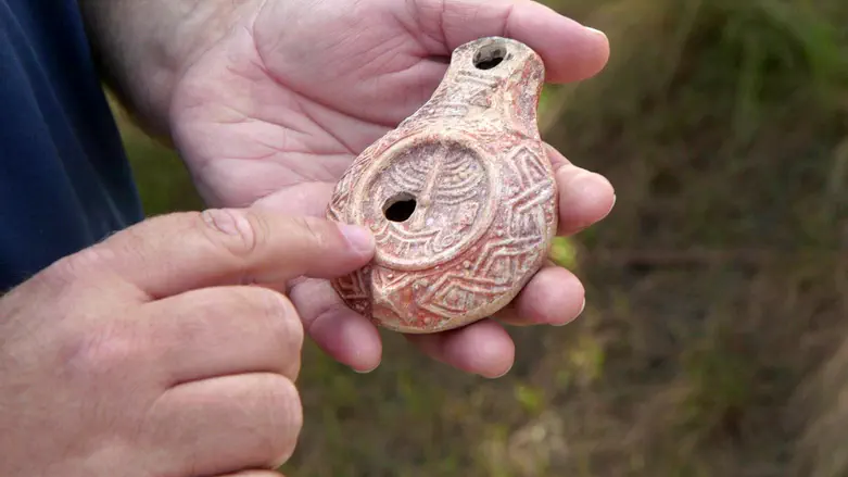 Rare 1,700-year-old oil lamp discovered in Jerusalem