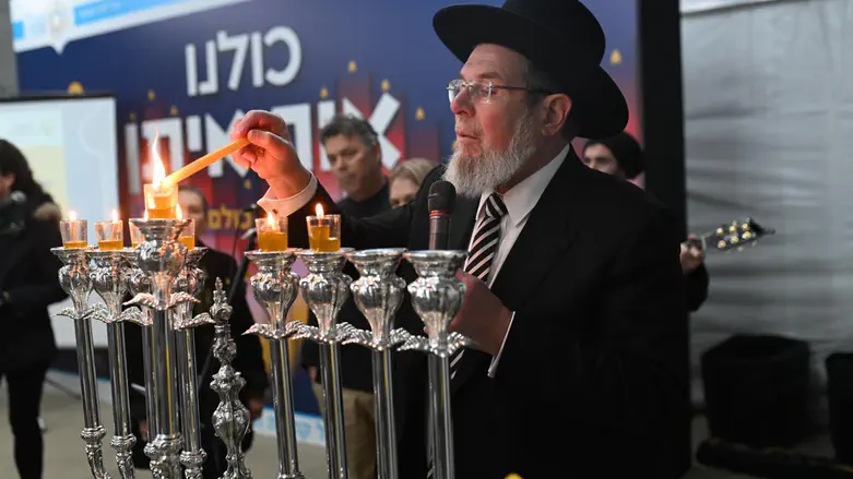 Rabbi Ber lights Hanukkah candles at Hostages Square: 'I have to feel ...