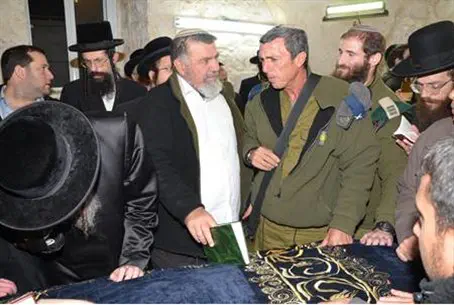 Photos:Torah Sage, IDF Chief Rabbi Pray in Shechem | Israel National News