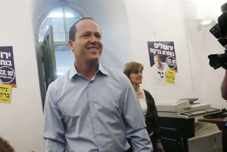 Jerusalem Mayor Kisses Gerrer Hassid by Mistake | Israel National News