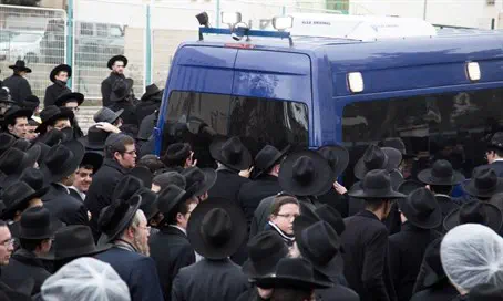 Thousands at funeral for Rabbi Refael Shmuelevitz | Israel National News