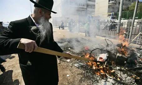 Environmentalists: Burn chametz, not plastic bags | Israel National News