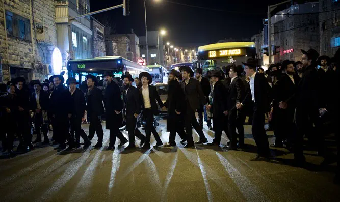 Haredim protest Shabbat construction work | Israel National News