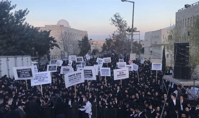 Watch: Thousands of haredim protest in Jerusalem | Israel National News