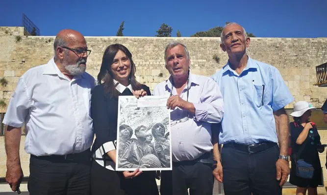 Six Day War paratroopers return to the Western Wall | Israel National News