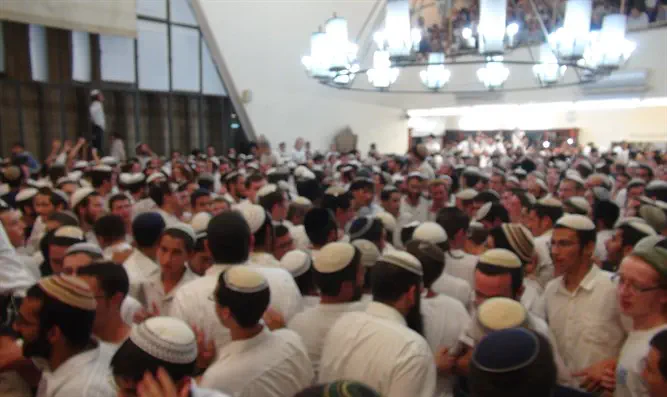 Watch: Thousands celebrate at Mercaz Harav | Israel National News