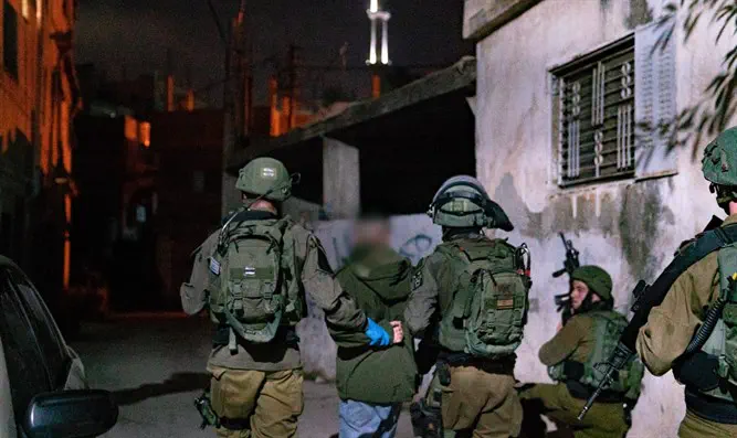 IDF soldiers fire at firebomb-throwing terrorists | Israel National News