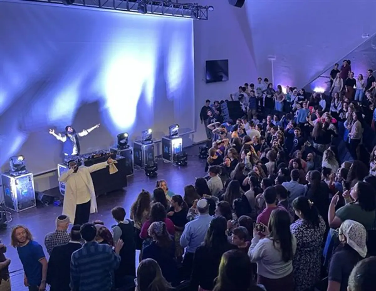 Hundreds of gap year students attend community-building concert ...