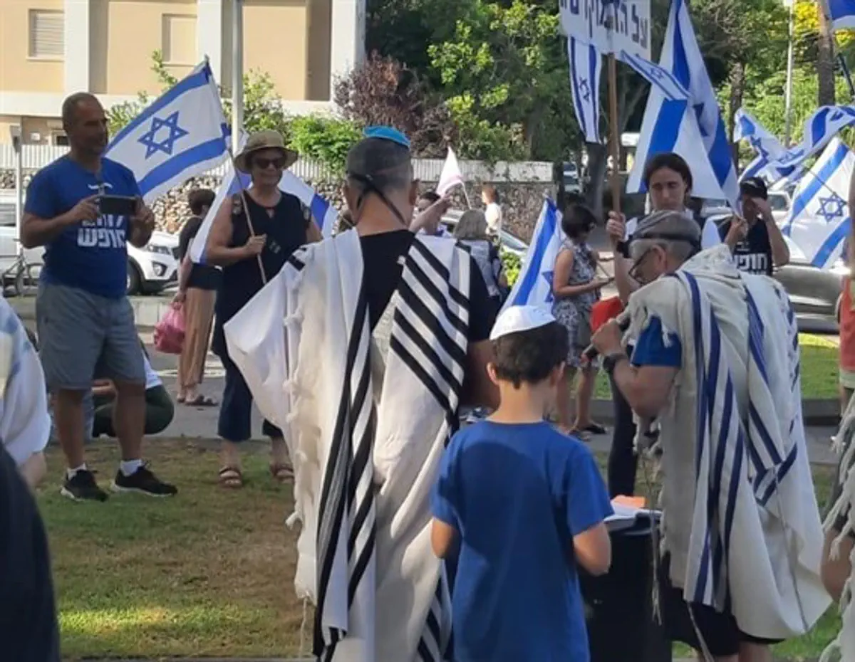 Religious and secular Jews hold prayer 'protest' near MK's home ...