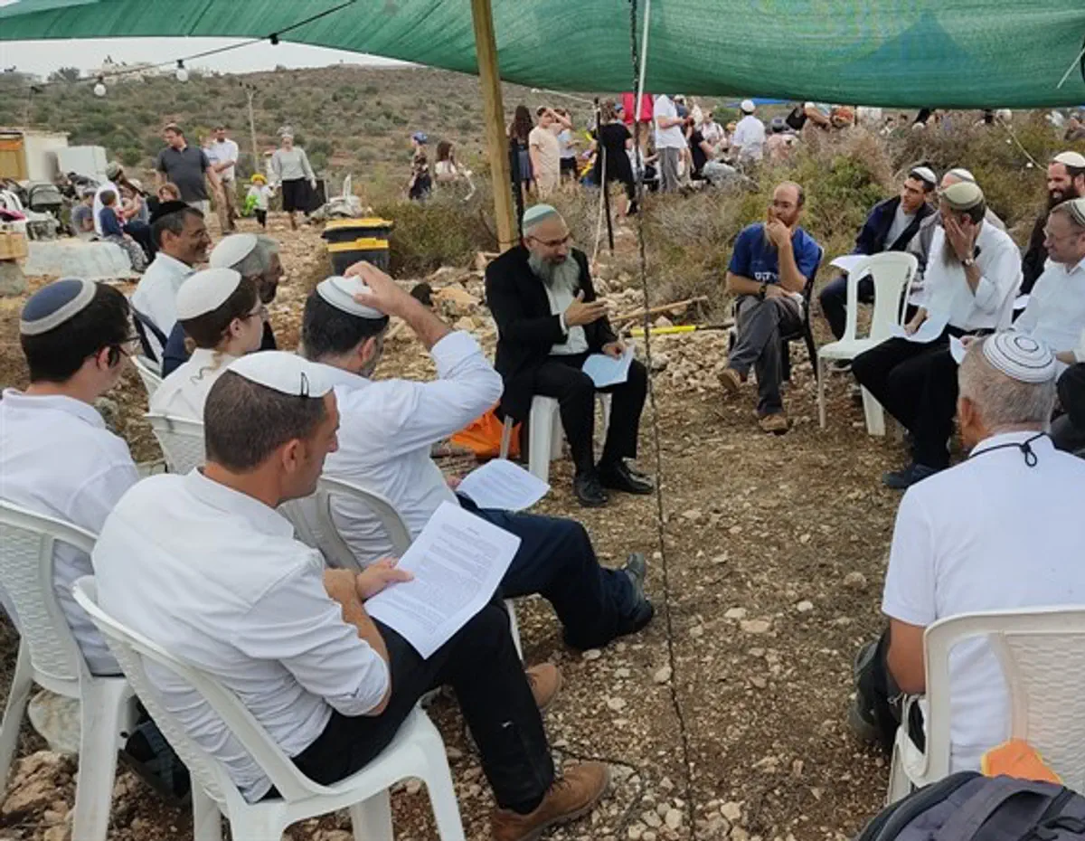 Hundreds in Simchat Beit HaSho’eva celebrations in Binyamin region town ...