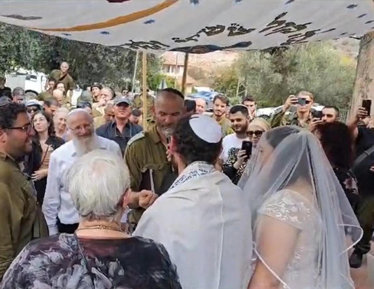 Watch: Reservist marries in-uniform surrounded by his fellow soldiers ...