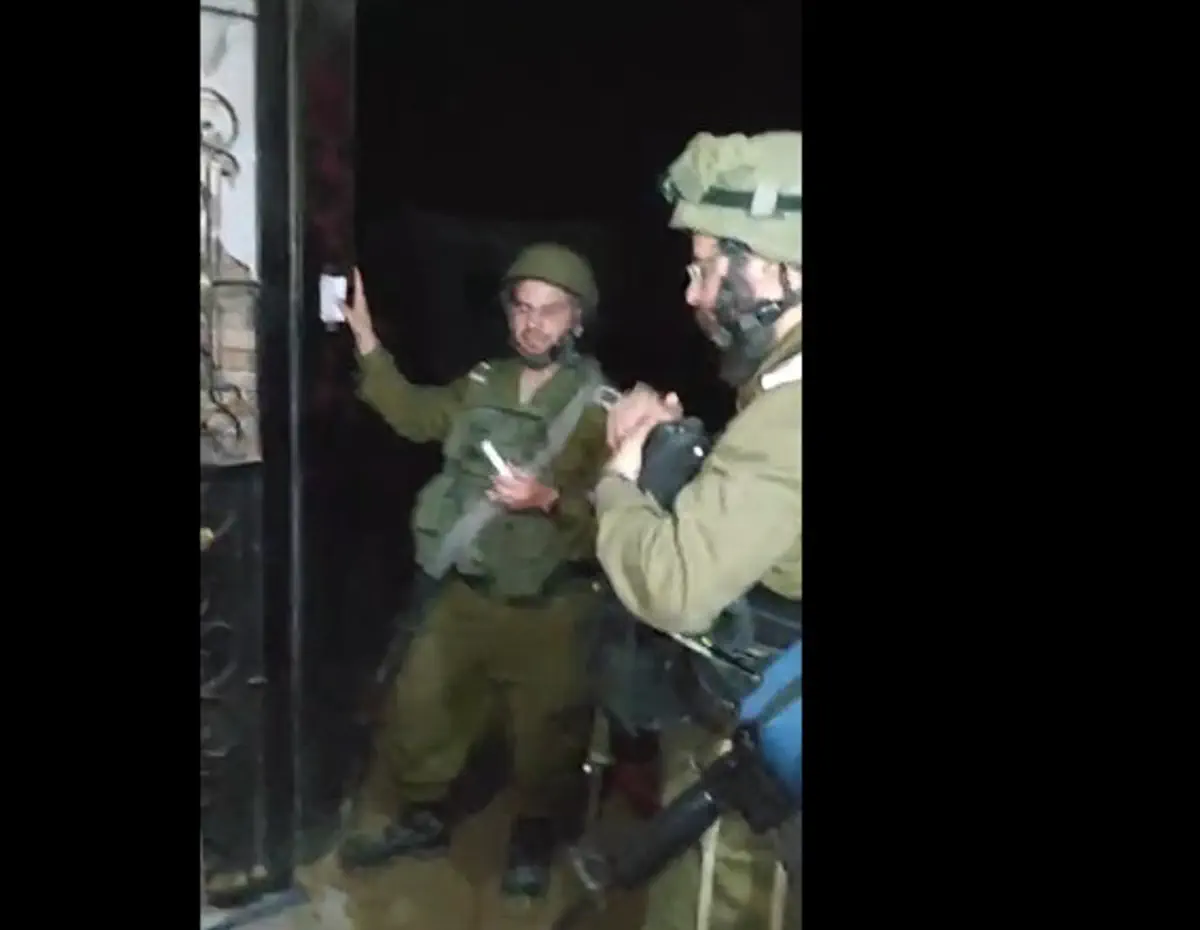 IDF soldiers affix mezuzah in Gaza City | Israel National News - Arutz ...