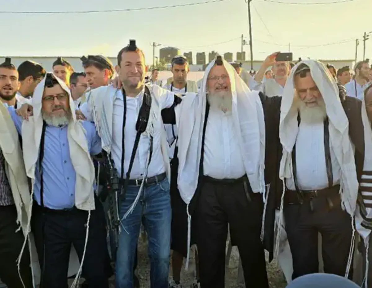 Touching: Thousands attended the festive Rosh Chodesh prayer in the ...