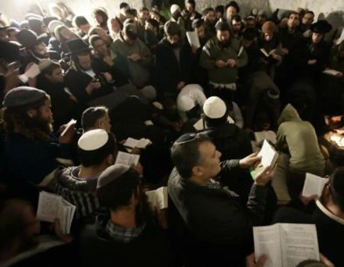 Worshippers Flood Kever Yosef | Israel National News - Arutz Sheva