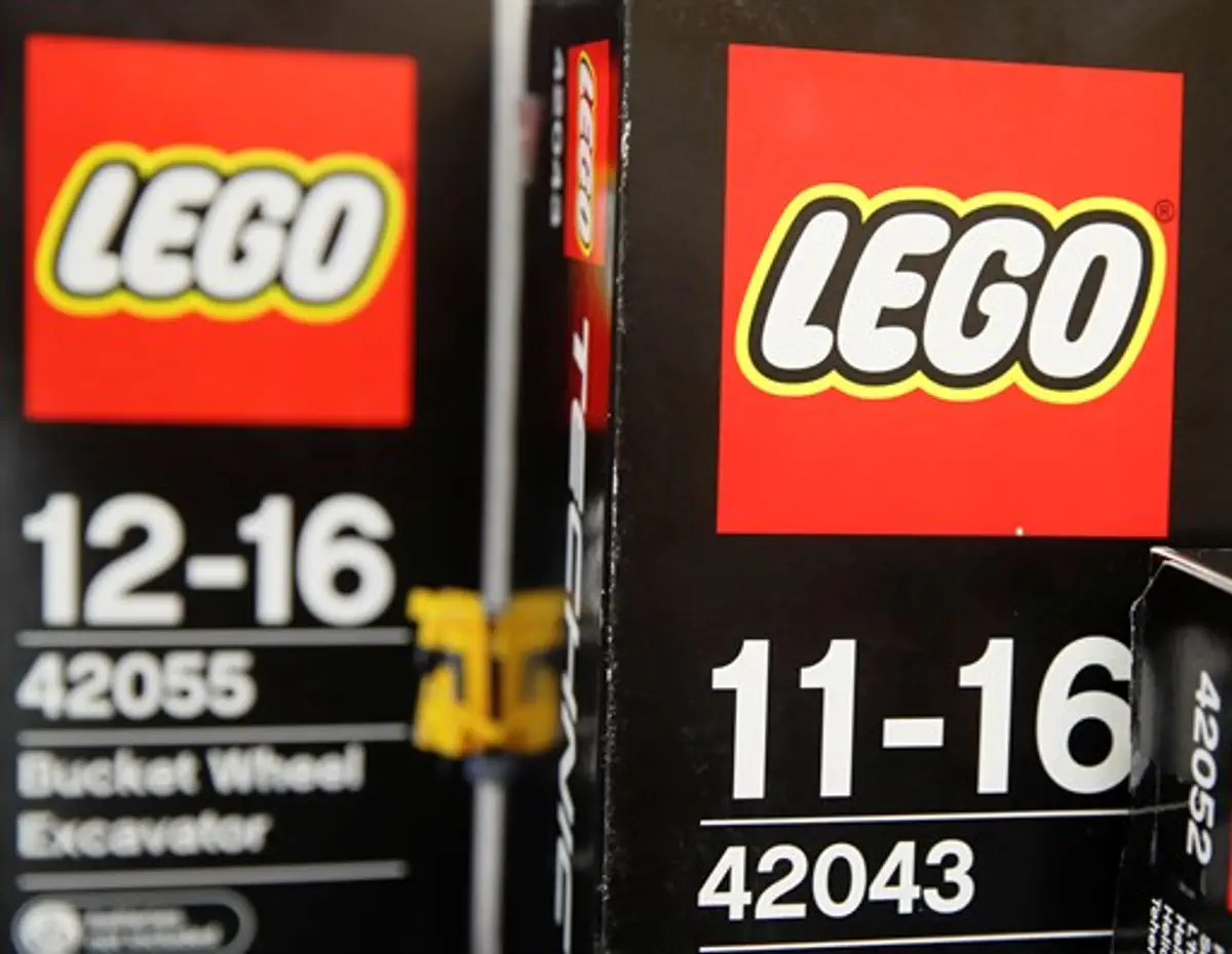 Tel Aviv workers build world's tallest Lego tower | Israel National ...