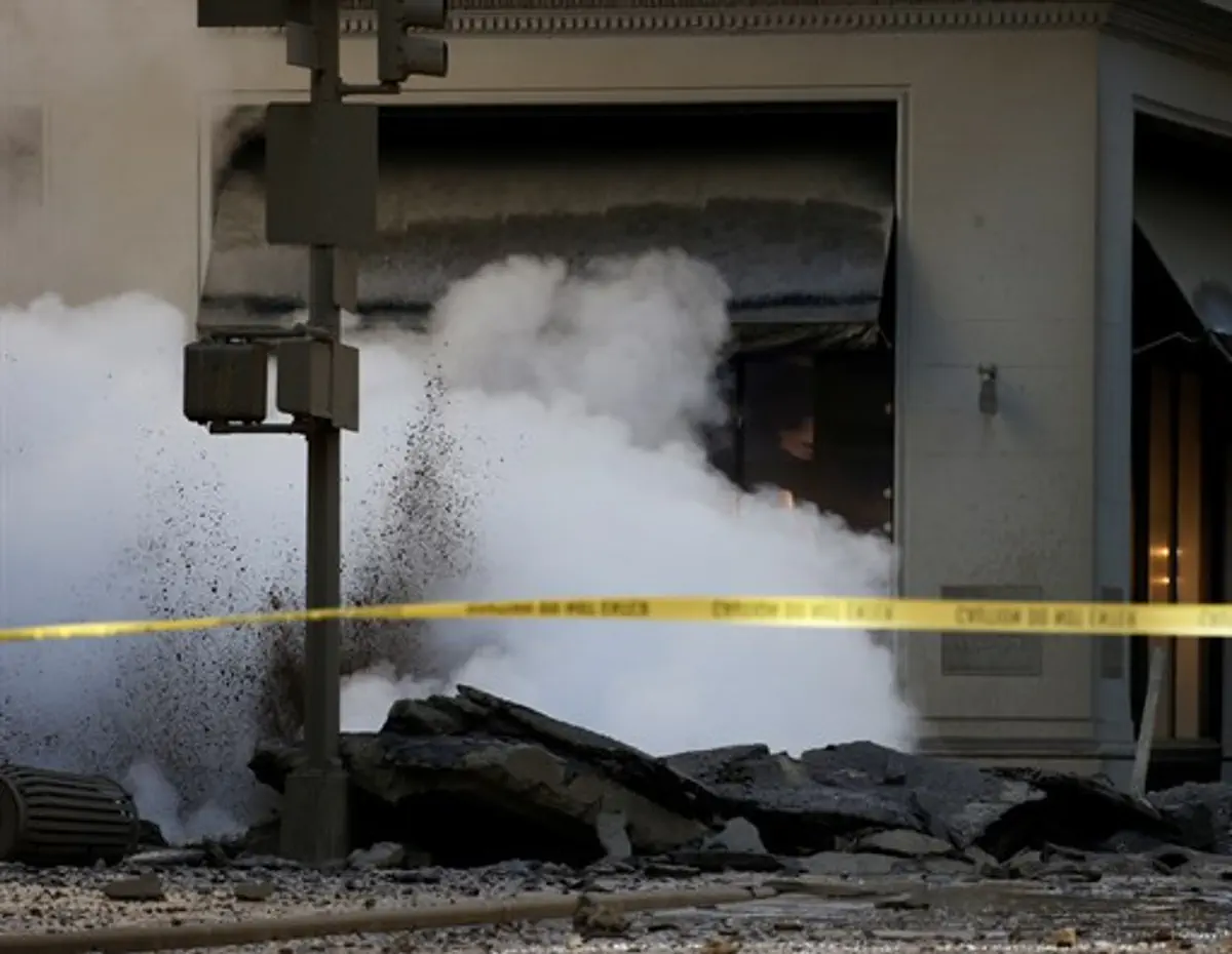 Steam pipe explosion leaves crater in midtown Manhattan | Israel ...