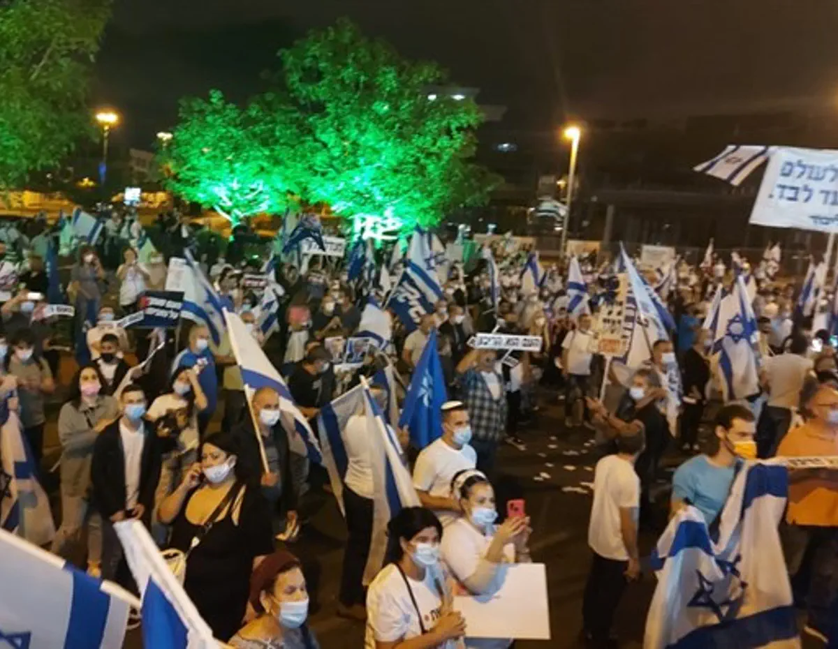 Hundreds of protesters call on AG Mandelblit to quit | Israel National ...