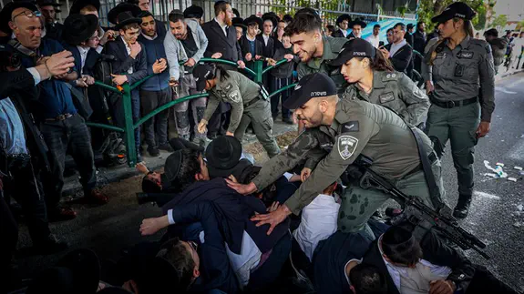 Haredi extremists block Route 4 for three hours to protest IDF ...