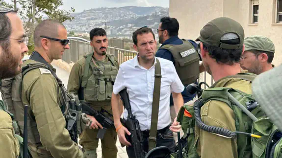 Yossi Dagan with IDF soldiers Roi Hady