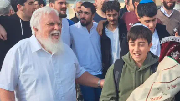 Otniel dedicates Torah scroll to fallen soldiers | Israel National News