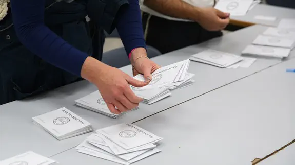Workers count votes for Municipal Elections Flash 90